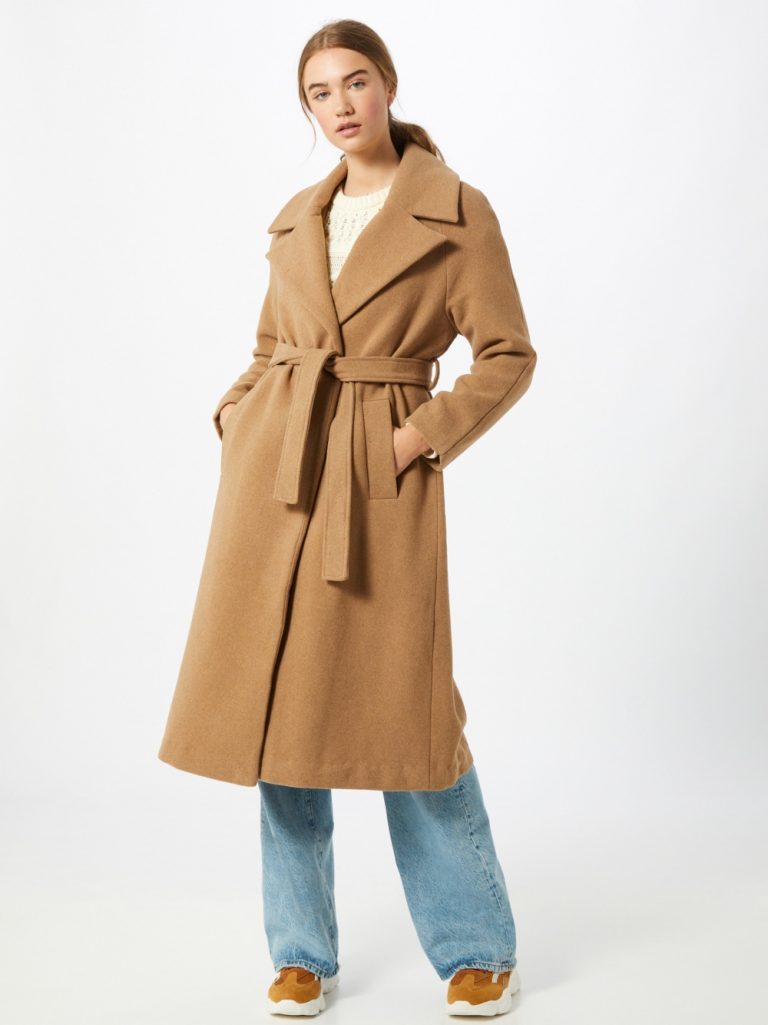 Ce merită să-ţi cumperi de Black Friday? Un palton! - Maxine Over 50